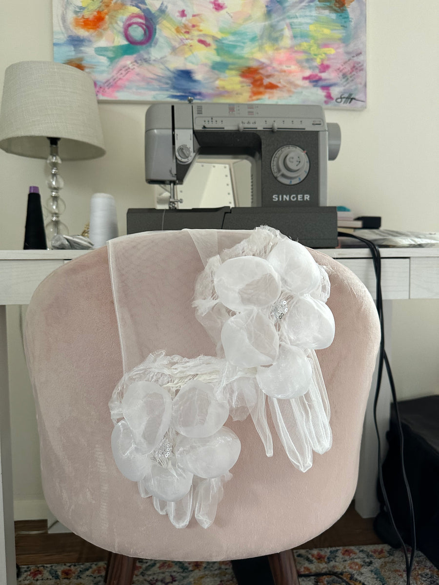 superbloom puff puff gloves in swan – harper.